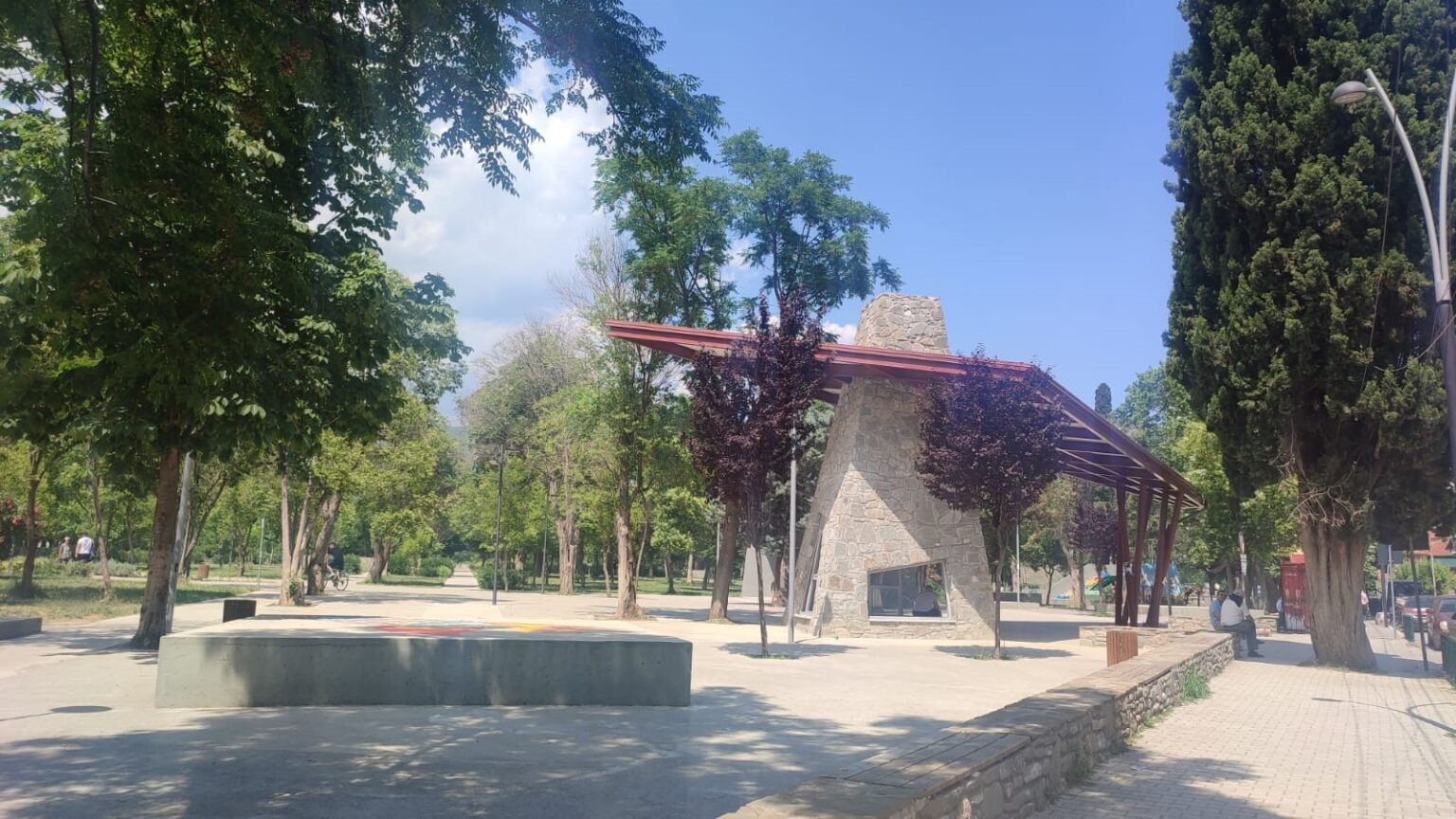 Parku “Rinia” në Elbasan u shndërrua në strehën e përdoruesve të drogës ...