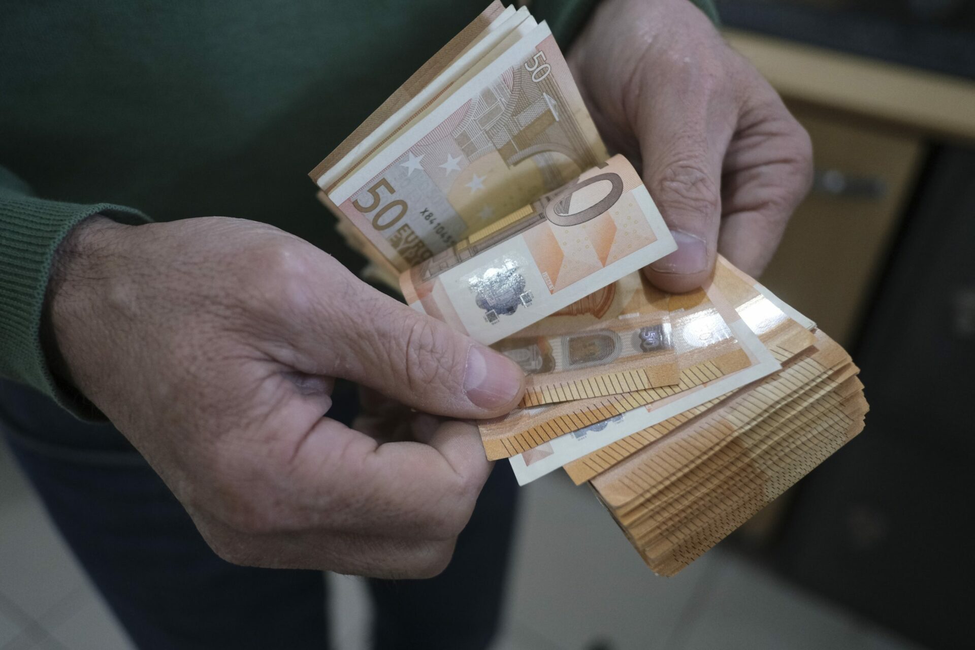 Euro me bollëk në prag zgjedhjesh, monedha në rënie historike - Faktoje.al