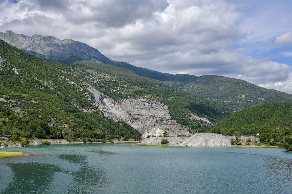 Shpyllëzimi i heshtur nga prerjet e paligjshme, zjarret, minierat dhe ...